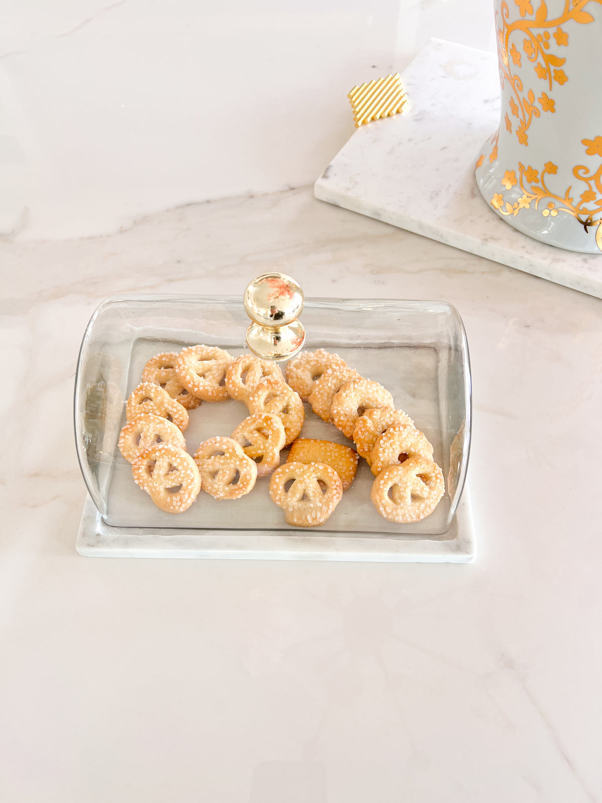 Marble Cake Tray with Gold Glass Dome | HTS DECOR